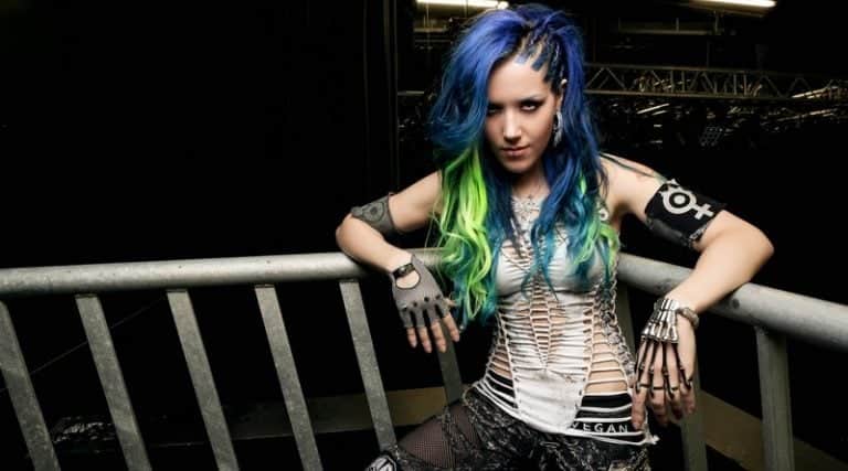Alissa White-Gluz w projekcie swojej siostry Jasamine